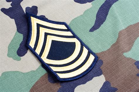 삼림 지대 위장 유니폼에 미국 육군 마스터 상사 계급 패치 United States Army Air Corps에 대한 스톡 사진