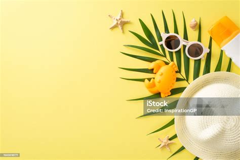 해변에서 아이들과 함께 여가를 즐길 수 있다 모래 자외선 차단제 로션 파나마 선글라스 조개껍데기 야자수 잎을 위한 어린이