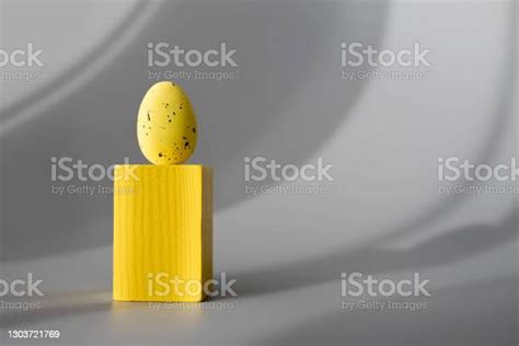 노란색 에그 그림자회색 배경에 서 있습니다 2021년 유행의 색상 노란색과 얼티밋 그레이를 일루미네이션 공간을 복사합니다 창조적