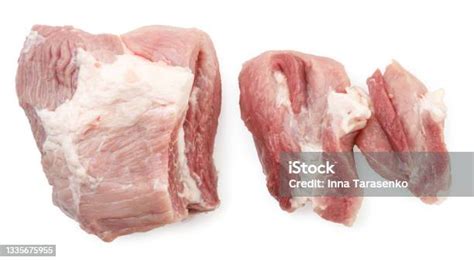 돼지고기 고기는 하얀 배경에 조각으로 자른 고립 위쪽 보기 0명에 대한 스톡 사진 및 기타 이미지 0명 고기 고기 절단 Istock