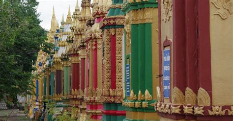 집 밖의 건물 건축 골드 관광 구조 노란색 녹색 다채로운 동남아시아 동양 라오스 라오스 식의 랜드마크 목적지 문화 문화 유산 문화적 박세리