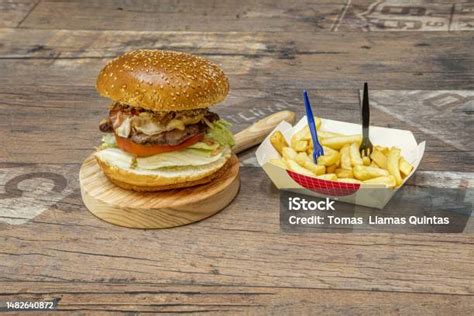 Burger Daging Sapi Klasik Dengan Roti Dengan Biji Wijen Tomat Dan