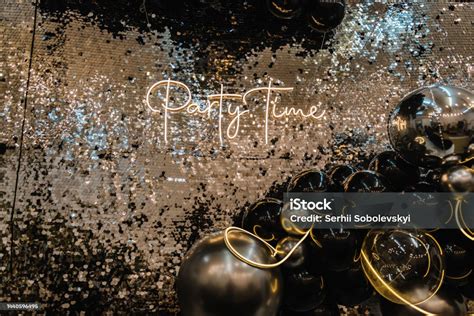 문자 파티 시간 2023년 새해 복 많이 받으세요 사진 부스는 검은 색과 은색 풍선과 Led 스트립으로 장식되었습니다 결혼식을 위한 반짝이는 장식 스팽글이 있는 구역 생일