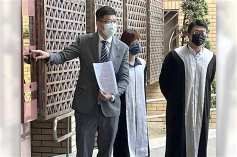蔣孝嚴改姓過程「有漏洞」？！律師參選人詹晉鑒赴按鈴申告指「特權認領」