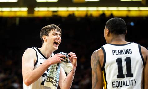 Iowa Basketball Social Media Reacts To Win Over Bethune Cookman