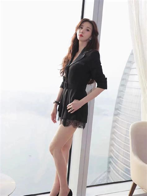 Sexy Goddess Lin Chi Ling Black Silk Long Legs Photo Photo Inews