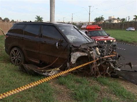 G Motorista foge após derrubar muro e destruir Range Rover de R mil notícias em Rio