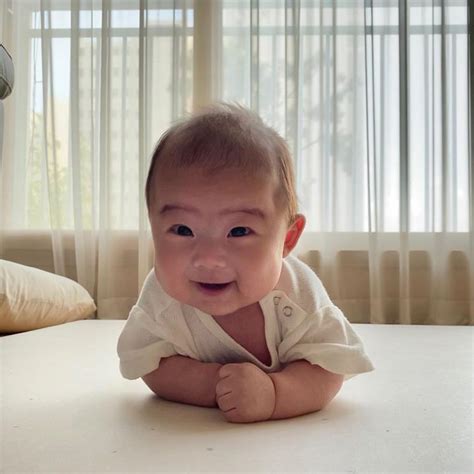 一个人未婚试管生下一个儿子，上有老下有小，很幸福！ 知乎