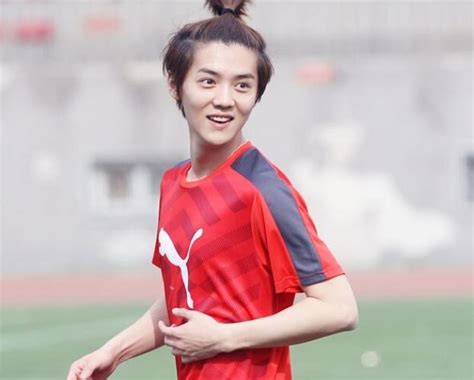 这样的偶像来一打！鹿晗默默为小学修足球场央广网