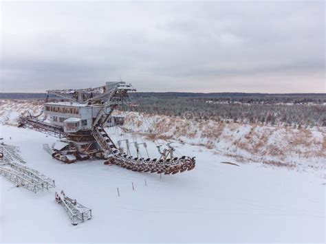 Excavadora Gigante Abandonada De La Rueda De Balde En Un Campo En