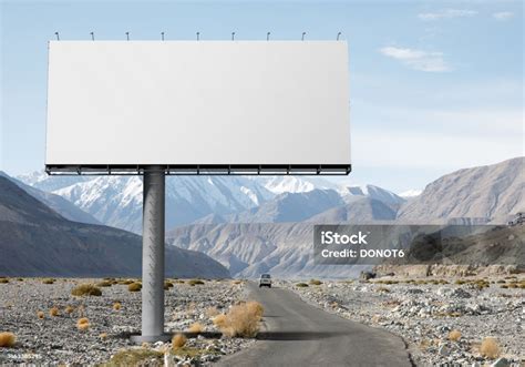 로고 또는 그래픽 디자인을 위한 복사 공간이 있는 푸른 하늘 배경의 옥외 광고판 모형 3d 렌더링 스튜디오 0명에 대한 스톡 사진 및 기타 이미지 Istock