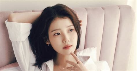 아이유 흰셔츠 나른 청순미 [화보]