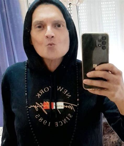 Γιώργος Δασκαλάκης Δείχνει το σώμα του εν μέσω της μάχης του με τον