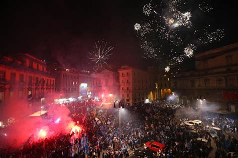 Napoli Campione Ditalia Festa Scudetto Una Nave Per Strada Video