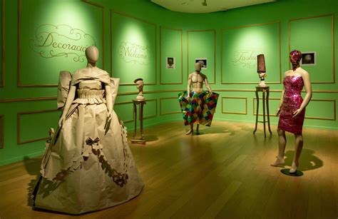 Trajes tocados inéditos e instalaciones donan obras de Sergio De Loof al Museo Moderno
