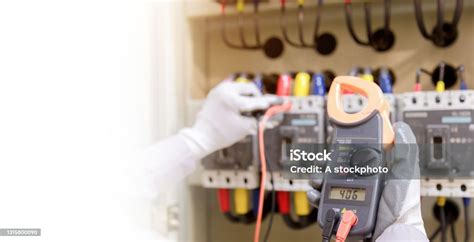 기술자는 체크리스트 시스템을 준비하여 전력 계획의 제어판에서 전압 또는 전류를 측정하고 있습니다 건설 산업에 대한 스톡 사진 및 기타 이미지 Istock