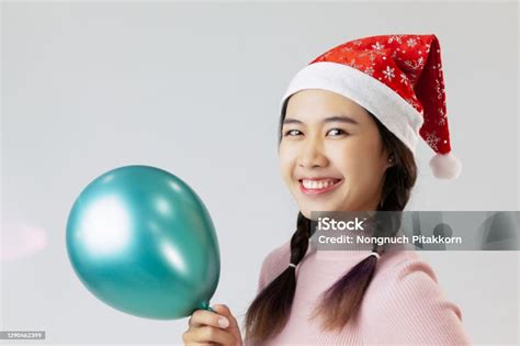 산타 모자를 쓰고 녹색 풍선을 들고 흰색 배경에 미소 짓는 아시아 여성 12월에 대한 스톡 사진 및 기타 이미지 12월