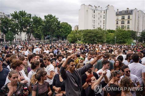 코로나19 안중에도 없다프랑스 음악축제 북적북적