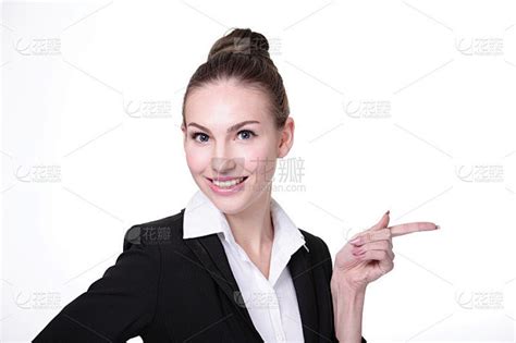 快乐的年轻女商人展示