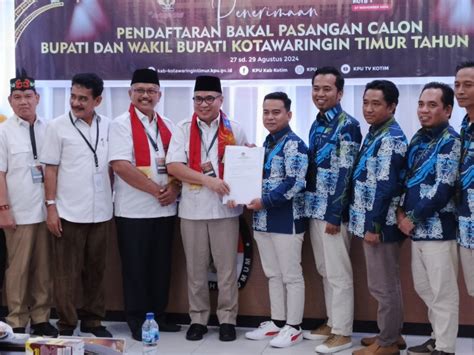 Sanidin Siyono Pasangan Pertama Yang Mendaftar Ke KPU Sebagai Calon