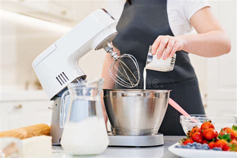 Una Cocinera Agrega Leche Para Preparar Masa O Crema En Un Recipiente