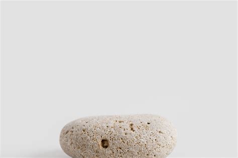 밝은 회색 배경 클로즈업에 빈 돌 연단 에코 배경 둥근 천연 암석 전시 추상적인 받침대 또는 진열장 최소한의 개념입니다 복사