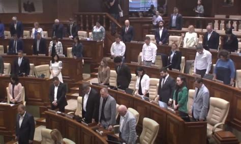 Deputații au ținut un minut de reculegere în memoria victimelor