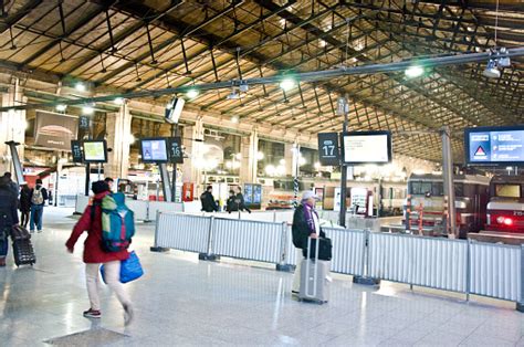 파리 일 드 프랑스의 관광객과 여행자 Sncf 북역의 도착 출발 홀 보고 기차역 간판에 대한 스톡 사진 및 기타 이미지 간판