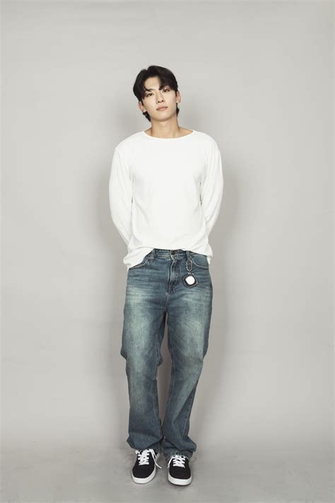더쿠 [단독] 덱스 친형 배우 김우빈 닮은꼴…운수업 종사 父 은퇴시켜 드리고파