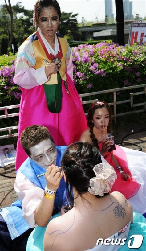 [사진]레이디 가가 내한공연 한복에 문신 스타일m