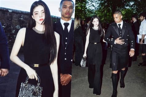 한소희 우윳빛 피부 그 자체…뱀파이어 같은 고혹적 분위기 Pickcon