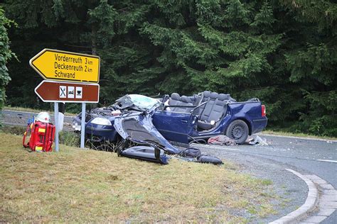 Tödlicher Unfall im Kreis Kulmbach Mitfahrer aus Auto geschleudert und