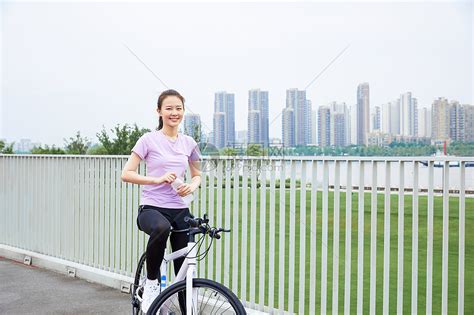 青年女性户外公园里骑行高清图片下载 正版图片501643046 摄图网