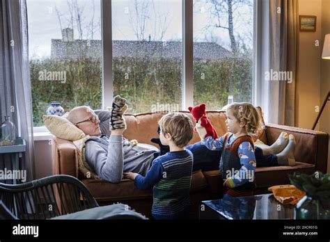 Grossvater Oder Alter Vater Spielt Mit Kindern Oostkapelle 22012024