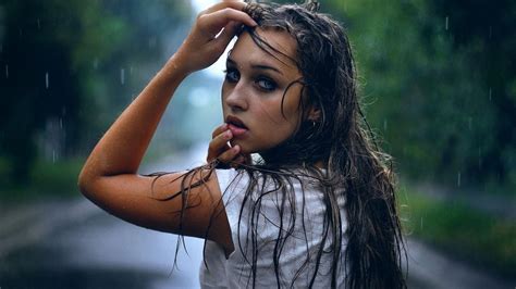 Looking At Viewer Water Drops Depth Of Field Women Outdoors Open
