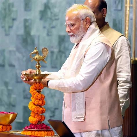 Photos देश की नई संसद का उद्घाटन सेंगोल के सामने दंडवत हुए पीएम मोदी