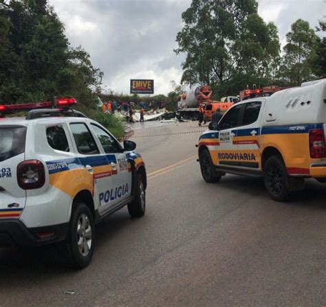Br 356 Choque Entre Caminhões Mata Motorista Na Serra Da Santa Em