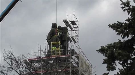 Позор рязане с флекс и използване на кози крак на Паметника на