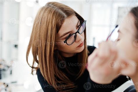 Maquiadora Trabalha Em Seu Salão De Beleza Mulher Aplicando Pelo