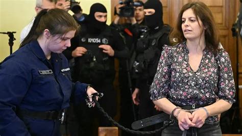 Brutale Links Extremistin Der “hammerbande” Aus Polizeiarrest Ins Eu