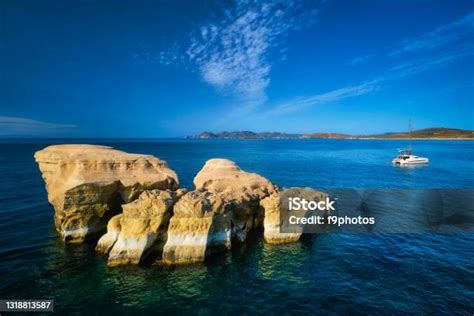 에게 해 밀로스 섬 그리스의 사라키니코 비치에서 요트 보트 0명에 대한 스톡 사진 및 기타 이미지 0명 경관 관광 Istock
