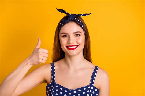 매력적인 프로모터의 클로즈업 사진은 광고가 결정 뉴스 옵션 착용 헤드 밴드 고립 노란색 배경을 선택 여자에 대한 스톡 사진 및 기타 이미지 Istock