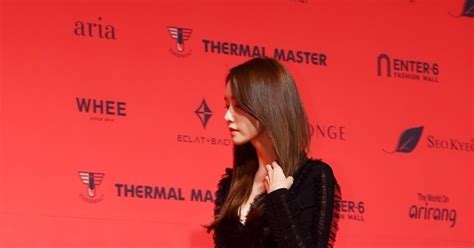 윤아 가녀린 다리