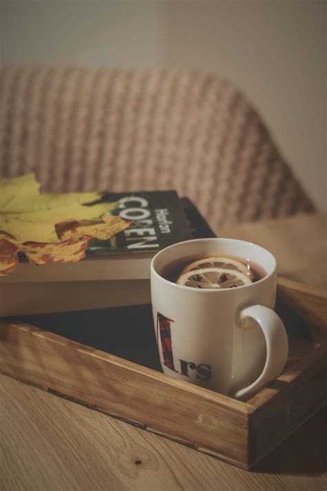 커피 한 잔과 쟁반에 담긴 책 사진 Unsplash의 무료 커피 이미지