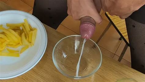 Sie Schluckt Ihr Eigenes Sperma Und Pinkelt XHamster