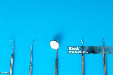 치과 의사 도구 자유로운 공간을 가진 파란 배경에 거울을 가진 직업적인 강철 치과 계기 치아 건강과 티 케어 개념 강철에 대한 스톡 사진 및 기타 이미지 Istock