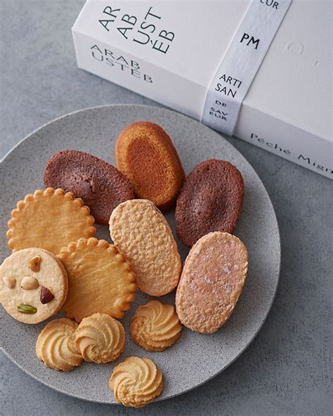 婦人画報のお取り寄せ 【札幌発、大人気パフェの飾り菓子をぎっしり詰め込んだチュイール缶💝】 「佐藤堂」 パフェ佐藤のチュイール缶