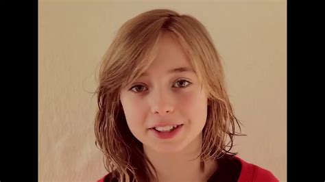 Отец снимал дочь каждую неделю в течении лет p YouTube