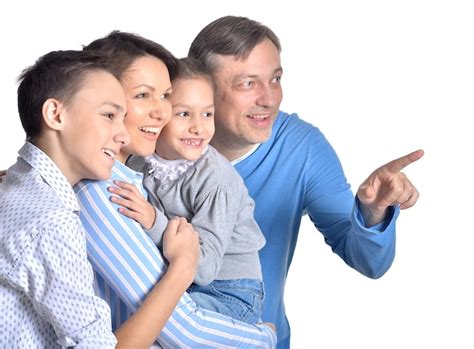 Retrato De Una Familia Sonriente Feliz Posando Juntos Foto Premium