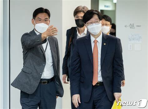 인공지능 활용 간담회 참석하는 김소영 금융부위원장 네이트 뉴스